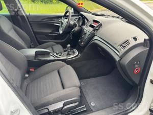 White Opel Insignia 2009 in Riga, with an engine capacity of 2.00 L and mileage of 0 thousand km for 2590 €, photo 14 on AUTOMOTO.COM.LV