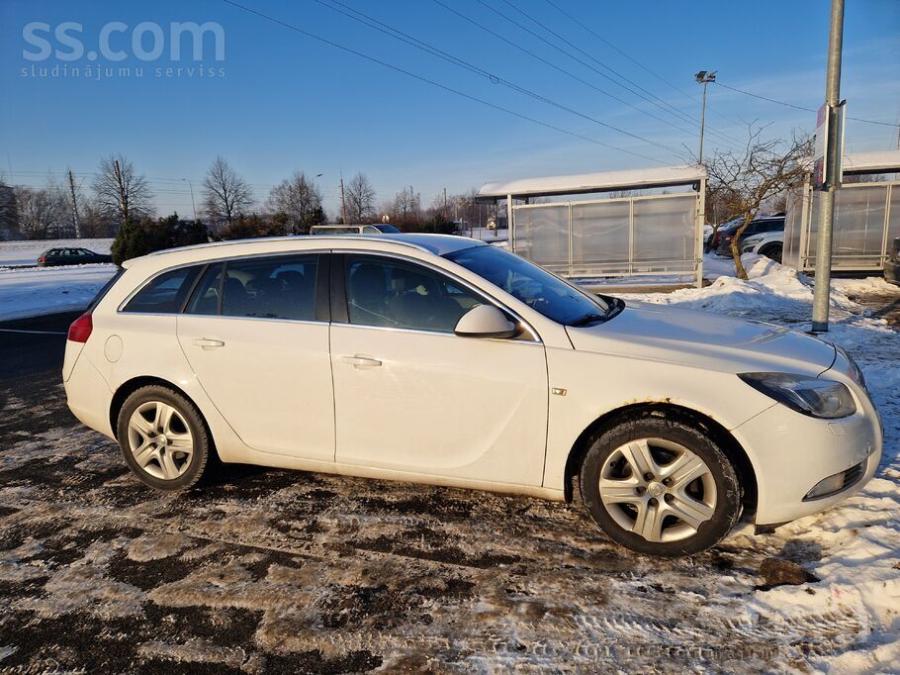 White Opel Insignia 2009 in Riga, with an engine capacity of 2.00 L and mileage of 335 thousand km for 3300 €, photo 3 on AUTOMOTO.COM.LV