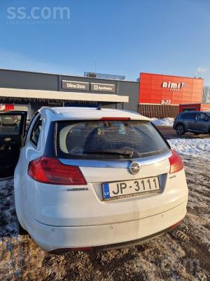 White Opel Insignia 2009 in Riga, with an engine capacity of 2.00 L and mileage of 335 thousand km for 3300 €, photo 5 on AUTOMOTO.COM.LV