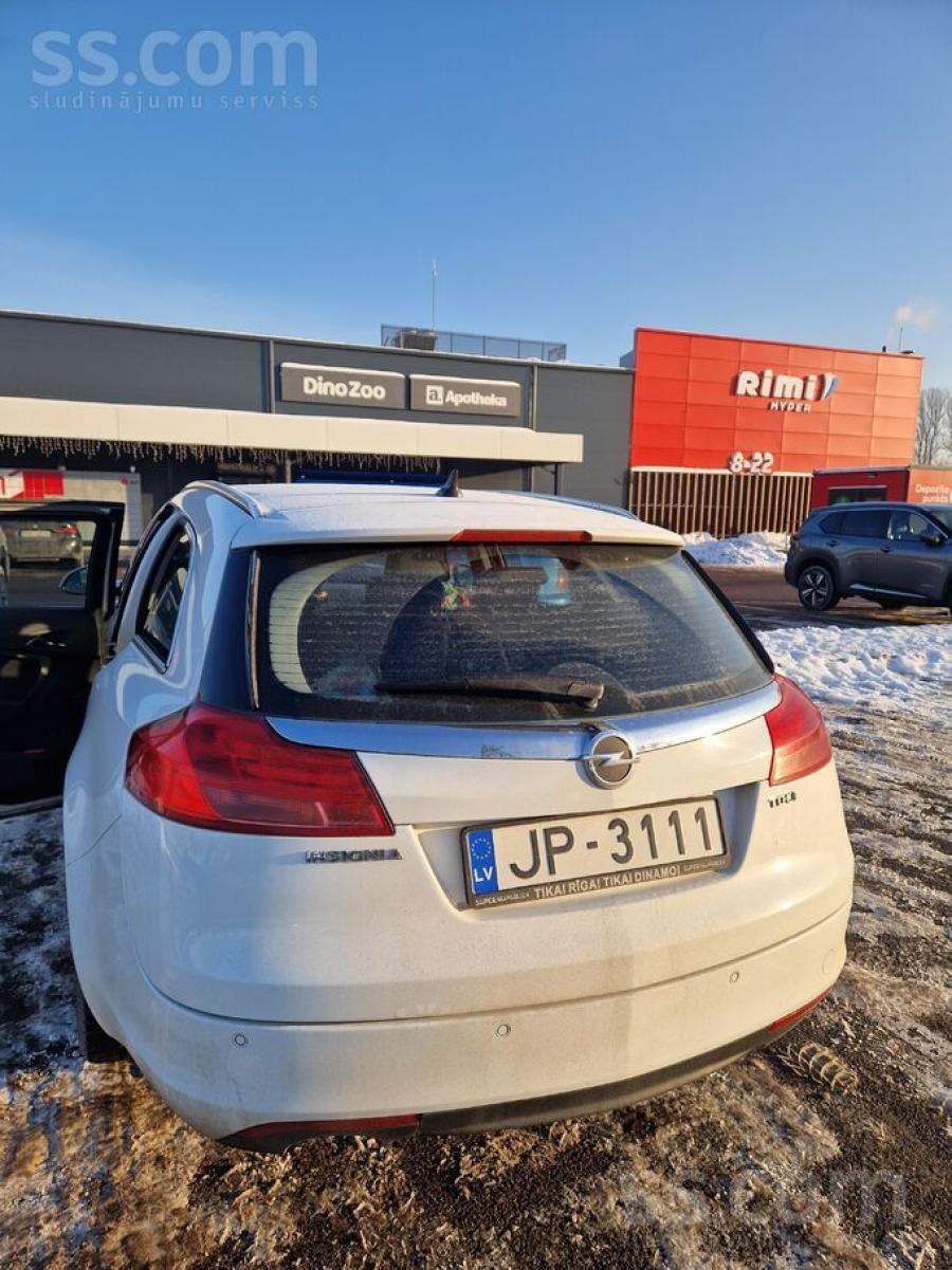 White Opel Insignia 2009 in Riga, with an engine capacity of 2.00 L and mileage of 335 thousand km for 3300 €, photo 5 on AUTOMOTO.COM.LV