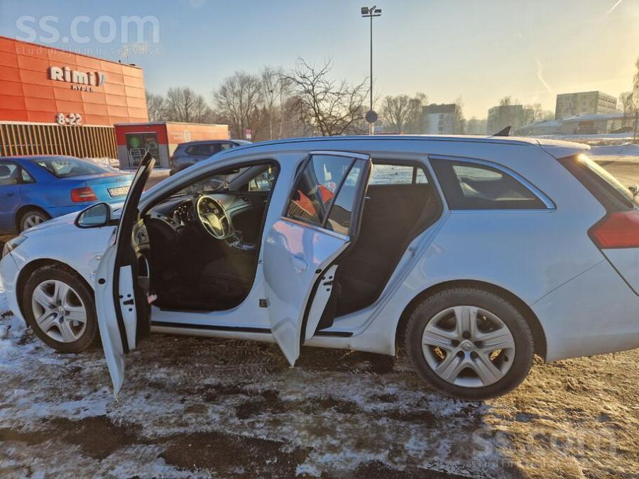White Opel Insignia 2009 in Riga, with an engine capacity of 2.00 L and mileage of 335 thousand km for 3300 €, photo 7 on AUTOMOTO.COM.LV