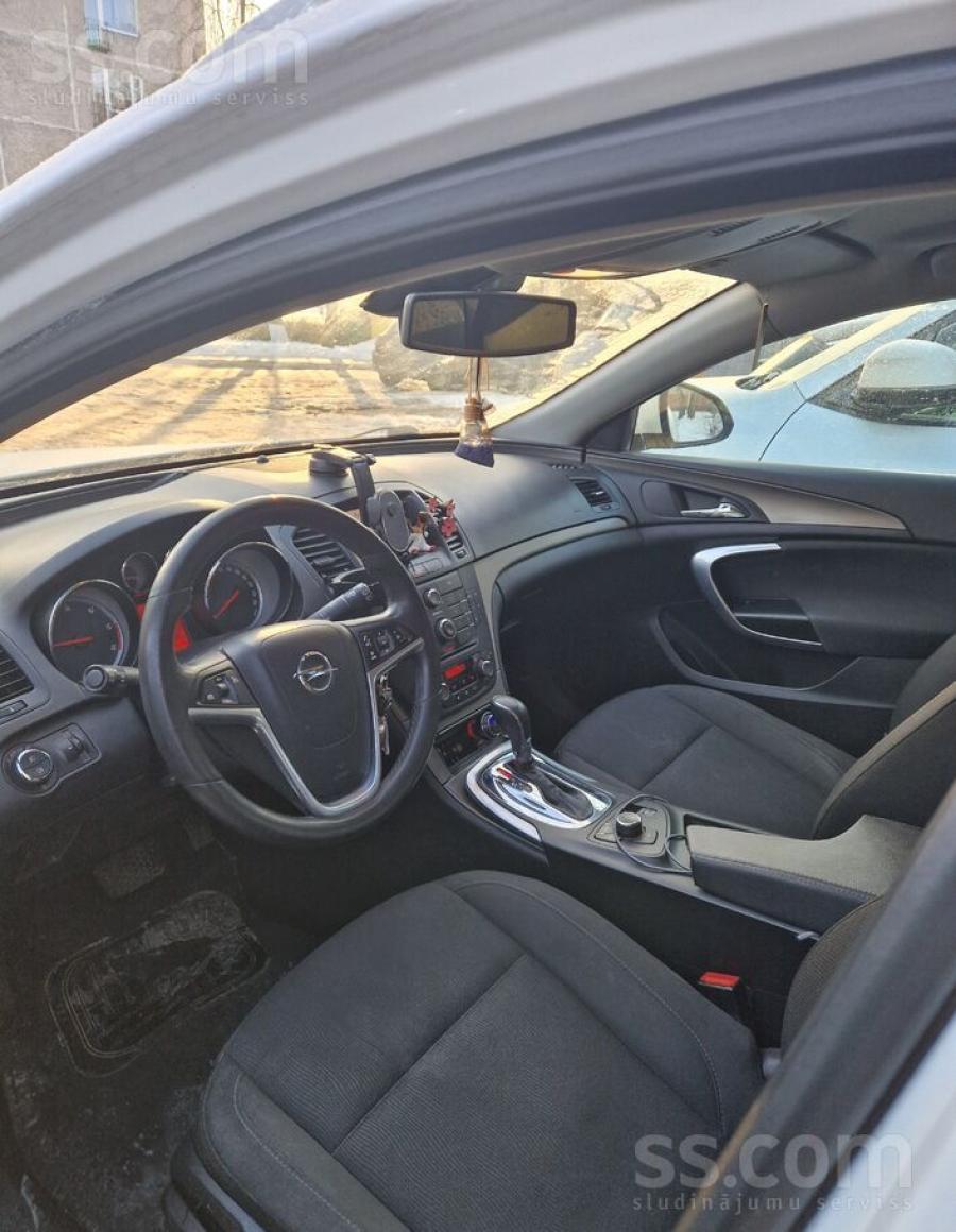 White Opel Insignia 2009 in Riga, with an engine capacity of 2.00 L and mileage of 335 thousand km for 3300 €, photo 8 on AUTOMOTO.COM.LV