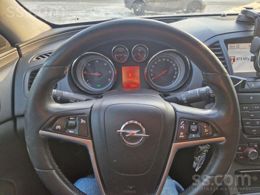 White Opel Insignia 2009 in Riga, with an engine capacity of 2.00 L and mileage of 335 thousand km for 3300 €, photo 9 on AUTOMOTO.COM.LV