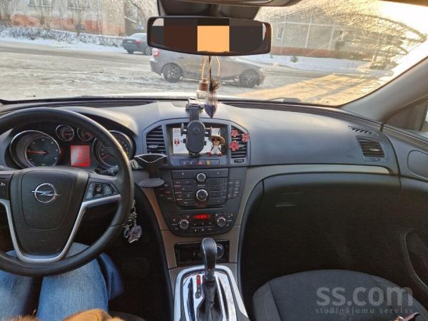 White Opel Insignia 2009 in Riga, with an engine capacity of 2.00 L and mileage of 335 thousand km for 3300 €, photo 10 on AUTOMOTO.COM.LV