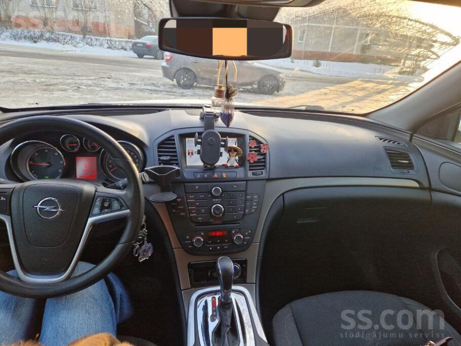 White Opel Insignia 2009 in Riga, with an engine capacity of 2.00 L and mileage of 335 thousand km for 3300 €, photo 11 on AUTOMOTO.COM.LV