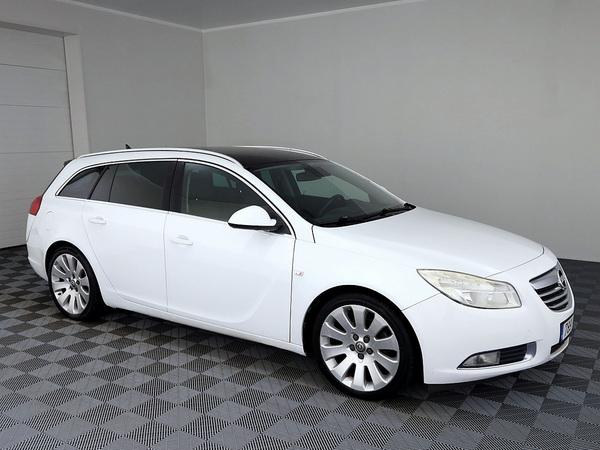 White Opel Insignia 2009 in Tallinn, with an engine capacity of 2.00 L and mileage of 338 thousand km for 2699 €, photo 1 on AUTOMOTO.COM.LV
