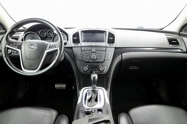 White Opel Insignia 2009 in Tallinn, with an engine capacity of 2.00 L and mileage of 338 thousand km for 2699 €, photo 6 on AUTOMOTO.COM.LV