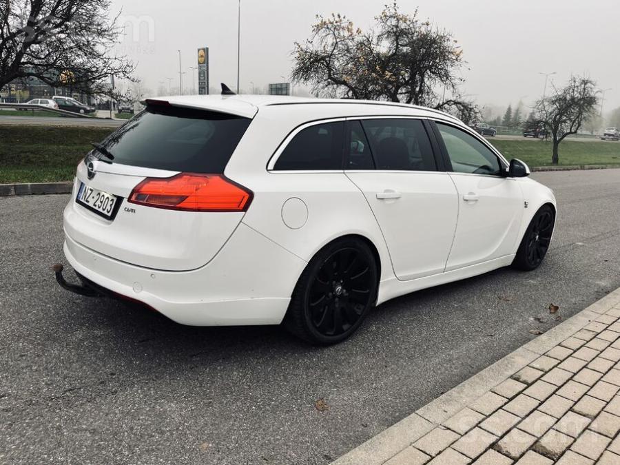 White Opel Insignia 2010 in Riga, with an engine capacity of 2.00 L and mileage of 306 thousand km for 3900 €, photo 1 on AUTOMOTO.COM.LV