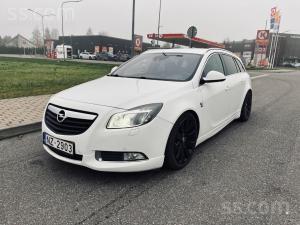 White Opel Insignia 2010 in Riga, with an engine capacity of 2.00 L and mileage of 306 thousand km for 3900 €, photo 2 on AUTOMOTO.COM.LV