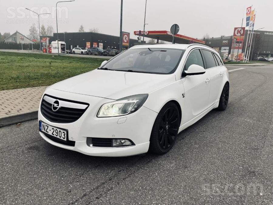 White Opel Insignia 2010 in Riga, with an engine capacity of 2.00 L and mileage of 306 thousand km for 3900 €, photo 2 on AUTOMOTO.COM.LV