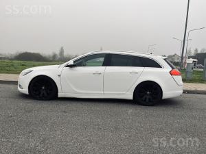 White Opel Insignia 2010 in Riga, with an engine capacity of 2.00 L and mileage of 306 thousand km for 3900 €, photo 3 on AUTOMOTO.COM.LV