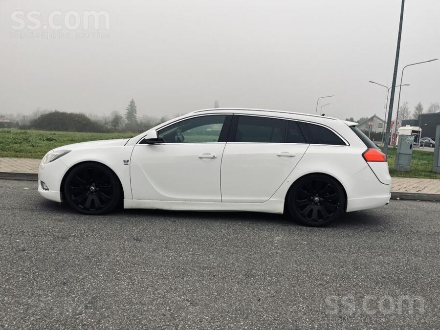 White Opel Insignia 2010 in Riga, with an engine capacity of 2.00 L and mileage of 306 thousand km for 3900 €, photo 3 on AUTOMOTO.COM.LV