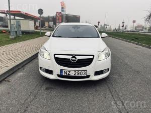 White Opel Insignia 2010 in Riga, with an engine capacity of 2.00 L and mileage of 306 thousand km for 3900 €, photo 4 on AUTOMOTO.COM.LV