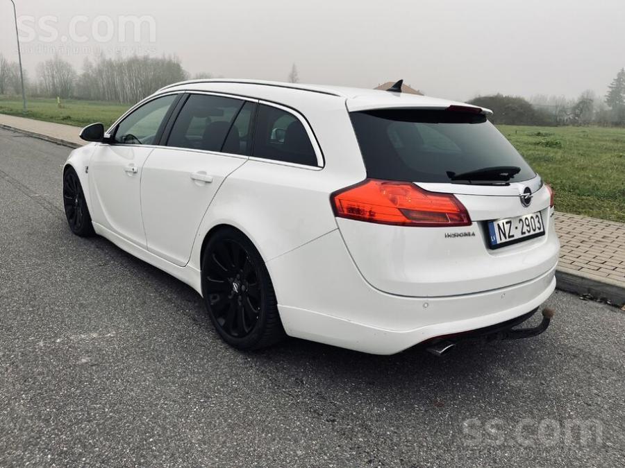 White Opel Insignia 2010 in Riga, with an engine capacity of 2.00 L and mileage of 306 thousand km for 3900 €, photo 5 on AUTOMOTO.COM.LV