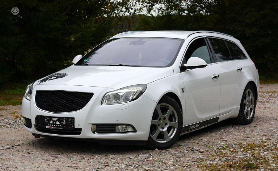 White Opel Insignia 2010 in Kretinga, with an engine capacity of 2.00 L and mileage of 267 thousand km for 4499 €, photo 1 on AUTOMOTO.COM.LV
