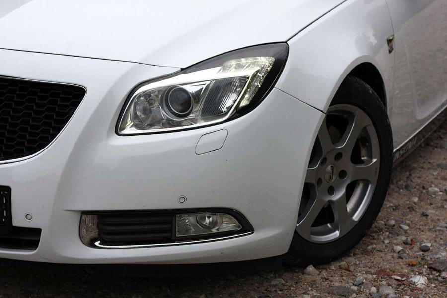 White Opel Insignia 2010 in Kretinga, with an engine capacity of 2.00 L and mileage of 267 thousand km for 4499 €, photo 3 on AUTOMOTO.COM.LV