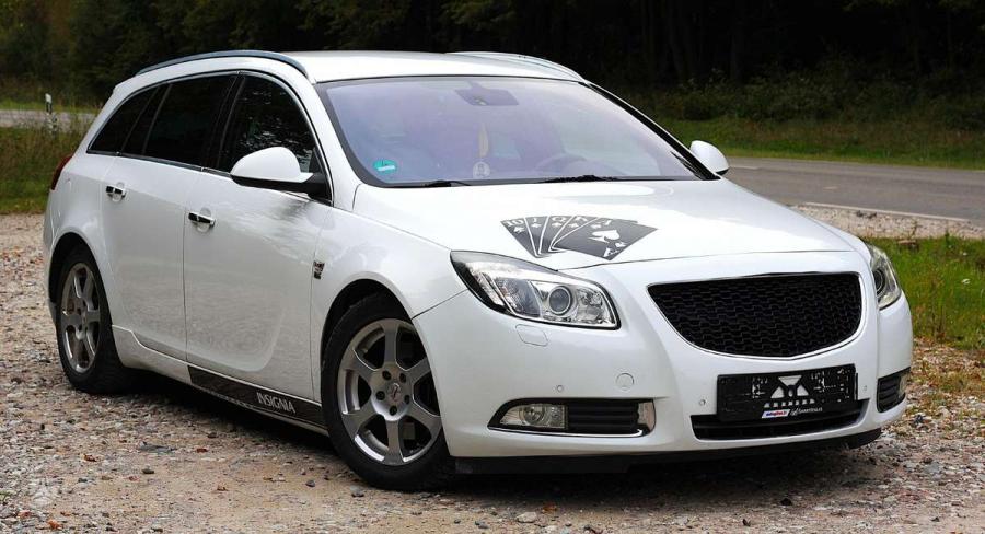 White Opel Insignia 2010 in Kretinga, with an engine capacity of 2.00 L and mileage of 267 thousand km for 4499 €, photo 7 on AUTOMOTO.COM.LV