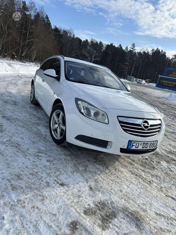 White Opel Insignia 2010 in Taurage, with an engine capacity of 2.00 L and mileage of 186 thousand km for 3800 €, photo 1 on AUTOMOTO.COM.LV