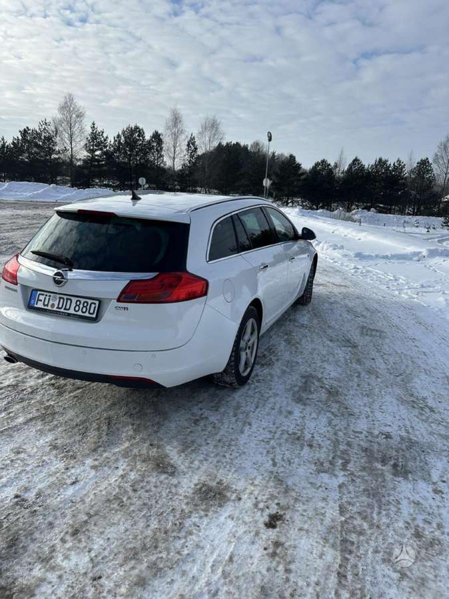 White Opel Insignia 2010 in Taurage, with an engine capacity of 2.00 L and mileage of 186 thousand km for 3800 €, photo 4 on AUTOMOTO.COM.LV