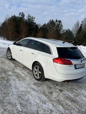 White Opel Insignia 2010 in Taurage, with an engine capacity of 2.00 L and mileage of 186 thousand km for 3800 €, photo 5 on AUTOMOTO.COM.LV
