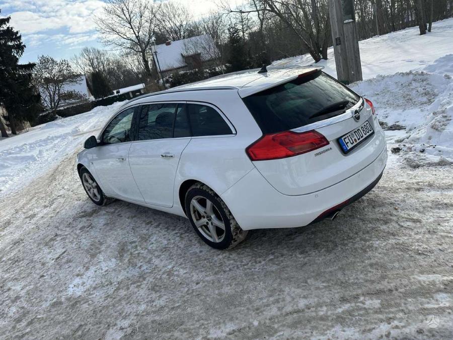 White Opel Insignia 2010 in Taurage, with an engine capacity of 2.00 L and mileage of 186 thousand km for 3800 €, photo 7 on AUTOMOTO.COM.LV