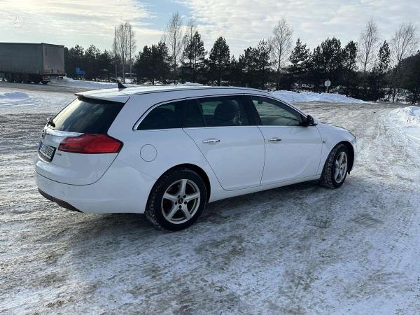 White Opel Insignia 2010 in Taurage, with an engine capacity of 2.00 L and mileage of 186 thousand km for 3800 €, photo 8 on AUTOMOTO.COM.LV