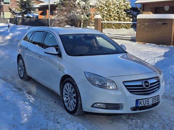 White Opel Insignia 2010 in Vilnius, with an engine capacity of 1.96 L and mileage of 270 thousand km for 2200 €, photo 2 on AUTOMOTO.COM.LV