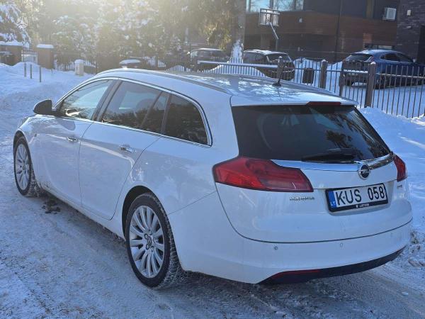 White Opel Insignia 2010 in Vilnius, with an engine capacity of 1.96 L and mileage of 270 thousand km for 2200 €, photo 4 on AUTOMOTO.COM.LV