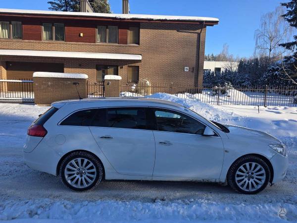 White Opel Insignia 2010 in Vilnius, with an engine capacity of 1.96 L and mileage of 270 thousand km for 2200 €, photo 5 on AUTOMOTO.COM.LV