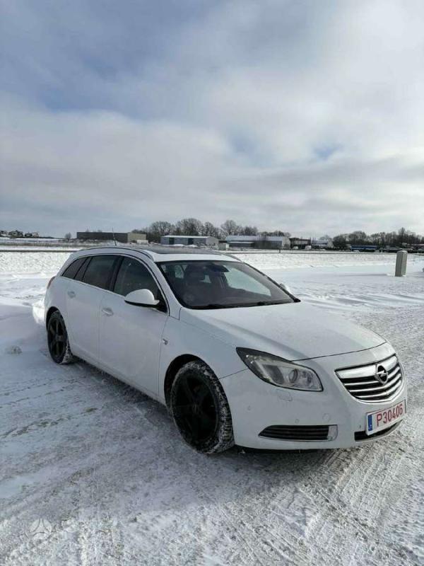 White Opel Insignia 2010 in Kaunas, with an engine capacity of 1.96 L and mileage of 312 thousand km for 3150 €, photo 1 on AUTOMOTO.COM.LV