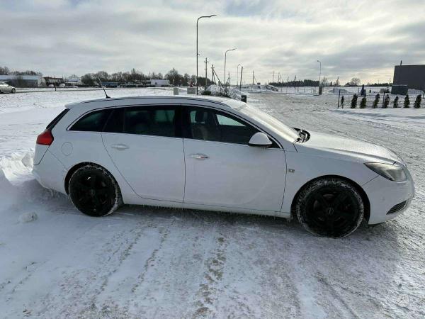 White Opel Insignia 2010 in Kaunas, with an engine capacity of 1.96 L and mileage of 312 thousand km for 3150 €, photo 3 on AUTOMOTO.COM.LV