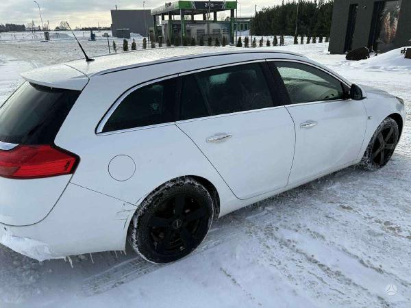 White Opel Insignia 2010 in Kaunas, with an engine capacity of 1.96 L and mileage of 312 thousand km for 3150 €, photo 6 on AUTOMOTO.COM.LV