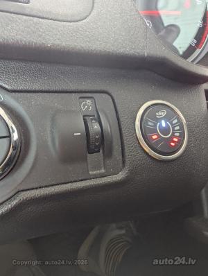 Balts Opel Insignia 2010 Tallina, ar dzinēja tilpumu 2.00 L un nobraukumu 221 tūkst. km par 3700 €, foto 5 vietnē AUTOMOTO.COM.LV