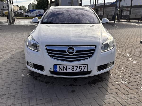 White Opel Insignia 2010 in Liepaja, with an engine capacity of 2.00 L and mileage of 299 thousand km for 3100 €, photo 1 on AUTOMOTO.COM.LV