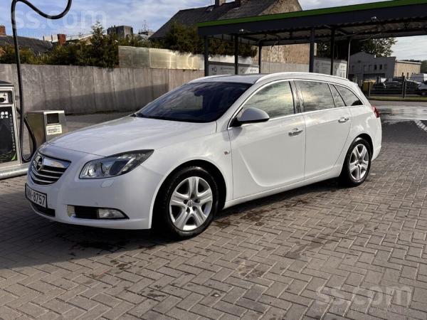 White Opel Insignia 2010 in Liepaja, with an engine capacity of 2.00 L and mileage of 299 thousand km for 3100 €, photo 2 on AUTOMOTO.COM.LV