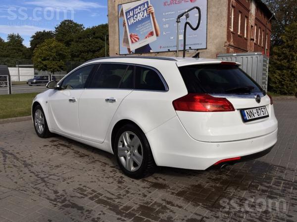 White Opel Insignia 2010 in Liepaja, with an engine capacity of 2.00 L and mileage of 299 thousand km for 3100 €, photo 3 on AUTOMOTO.COM.LV