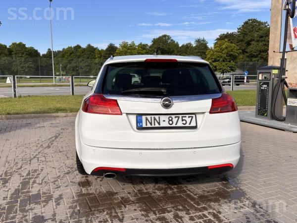 White Opel Insignia 2010 in Liepaja, with an engine capacity of 2.00 L and mileage of 299 thousand km for 3100 €, photo 4 on AUTOMOTO.COM.LV