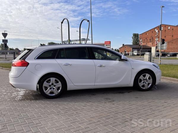 White Opel Insignia 2010 in Liepaja, with an engine capacity of 2.00 L and mileage of 299 thousand km for 3100 €, photo 5 on AUTOMOTO.COM.LV