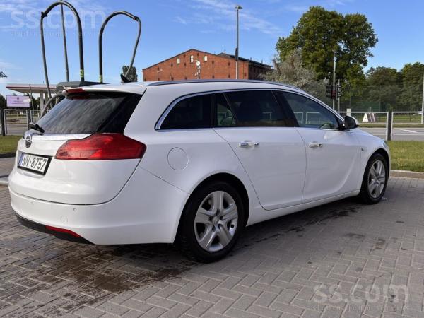 White Opel Insignia 2010 in Liepaja, with an engine capacity of 2.00 L and mileage of 299 thousand km for 3100 €, photo 6 on AUTOMOTO.COM.LV