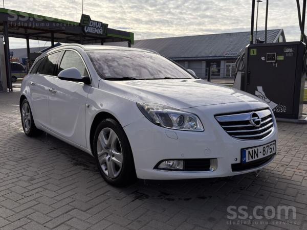 White Opel Insignia 2010 in Liepaja, with an engine capacity of 2.00 L and mileage of 299 thousand km for 3100 €, photo 9 on AUTOMOTO.COM.LV