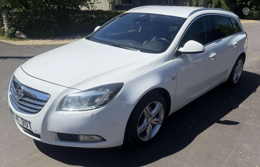 White Opel Insignia 2010 in Kaunas, with an engine capacity of 1.96 L and mileage of 257 thousand km for 4200 €, photo 1 on AUTOMOTO.COM.LV