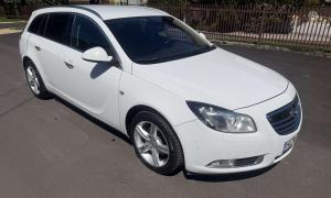 White Opel Insignia 2010 in Kaunas, with an engine capacity of 1.96 L and mileage of 257 thousand km for 4200 €, photo 3 on AUTOMOTO.COM.LV