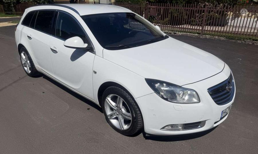 White Opel Insignia 2010 in Kaunas, with an engine capacity of 1.96 L and mileage of 257 thousand km for 4200 €, photo 3 on AUTOMOTO.COM.LV