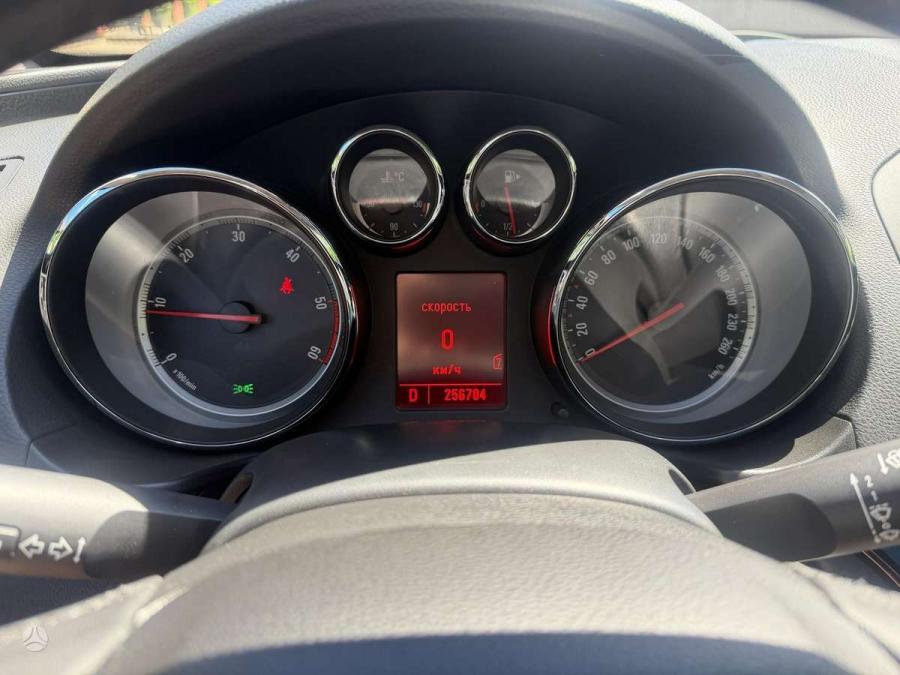White Opel Insignia 2010 in Kaunas, with an engine capacity of 1.96 L and mileage of 257 thousand km for 4200 €, photo 10 on AUTOMOTO.COM.LV
