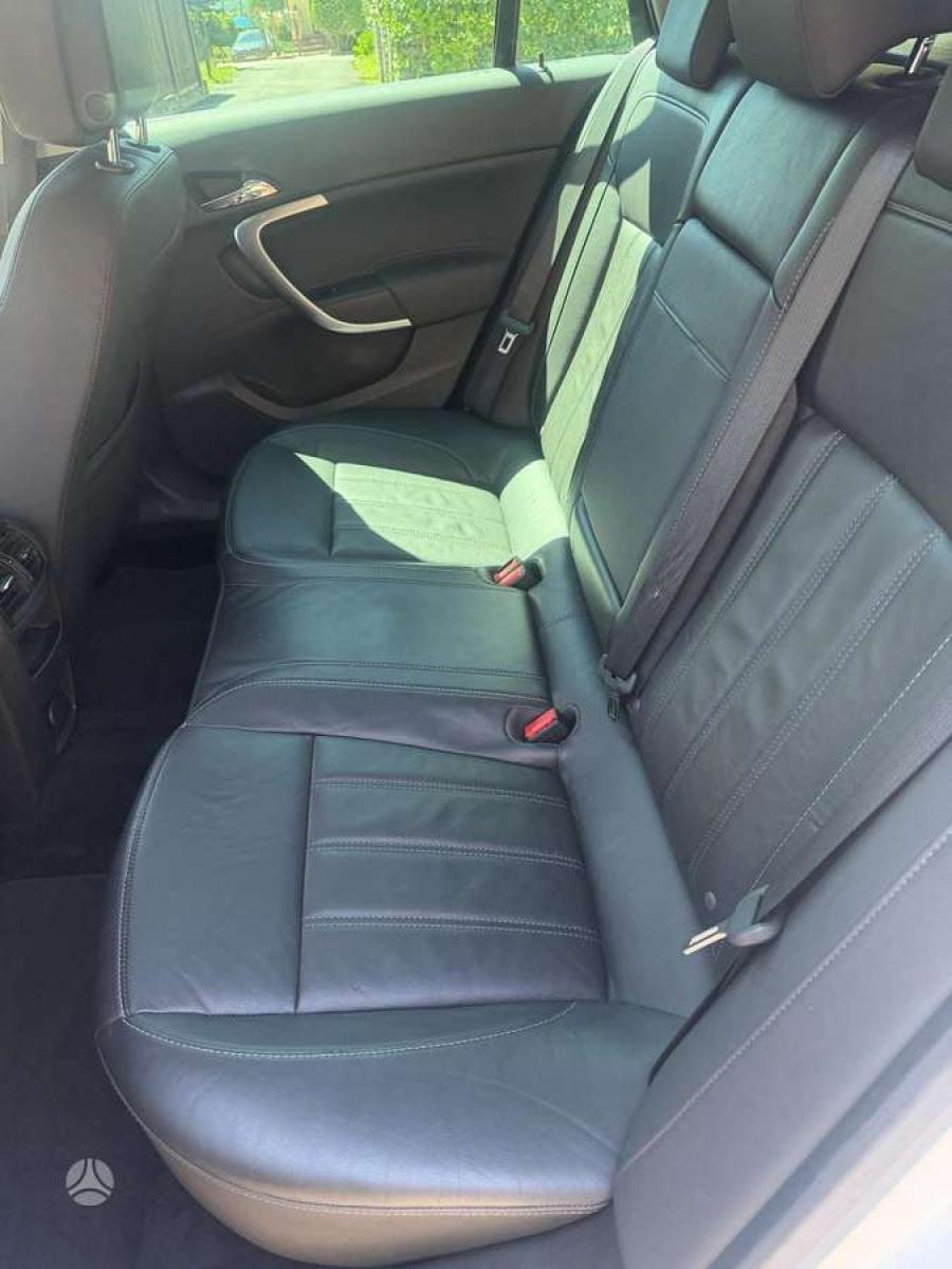 White Opel Insignia 2010 in Kaunas, with an engine capacity of 1.96 L and mileage of 257 thousand km for 4200 €, photo 12 on AUTOMOTO.COM.LV