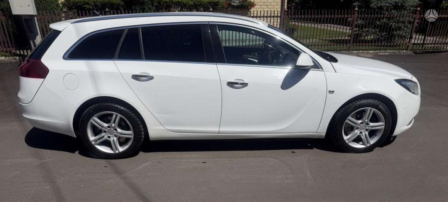White Opel Insignia 2010 in Kaunas, with an engine capacity of 1.96 L and mileage of 257 thousand km for 4200 €, photo 14 on AUTOMOTO.COM.LV