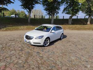 White Opel Insignia 2010 in Silute, with an engine capacity of 1.96 L and mileage of 344 thousand km for 2600 €, photo  on AUTOMOTO.COM.LV