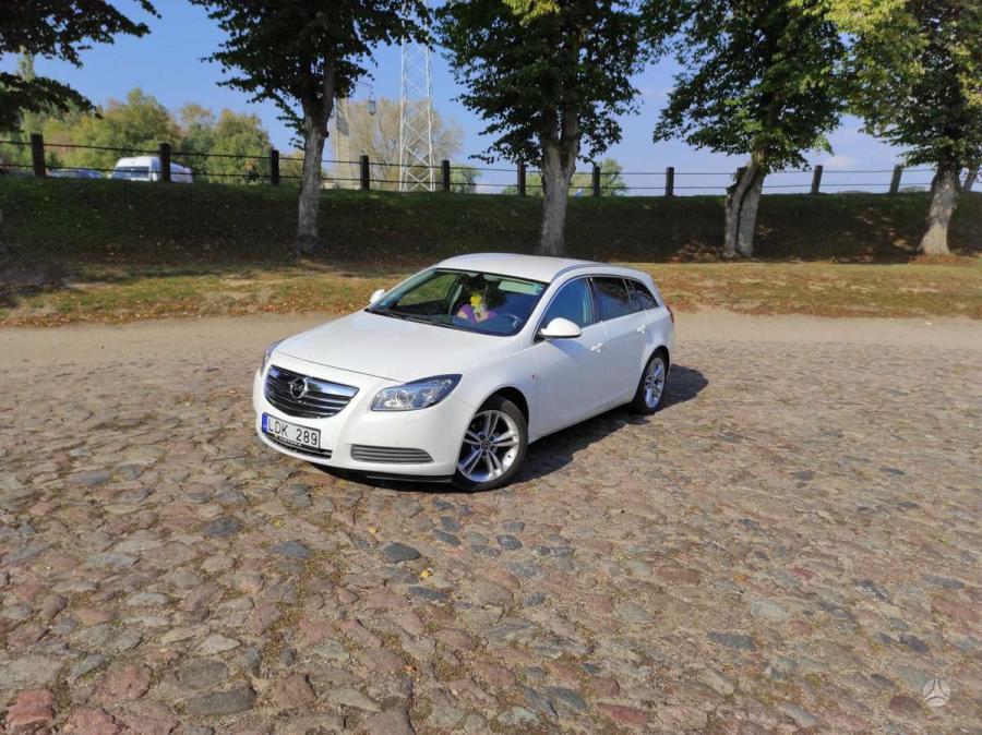 White Opel Insignia 2010 in Silute, with an engine capacity of 1.96 L and mileage of 344 thousand km for 2600 €, photo 1 on AUTOMOTO.COM.LV