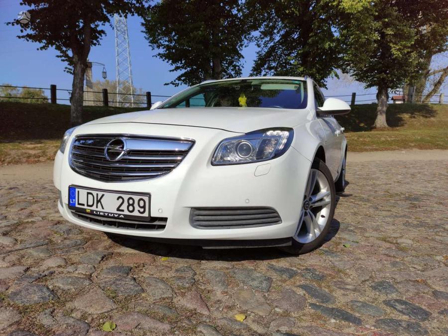 White Opel Insignia 2010 in Silute, with an engine capacity of 1.96 L and mileage of 344 thousand km for 2600 €, photo 3 on AUTOMOTO.COM.LV