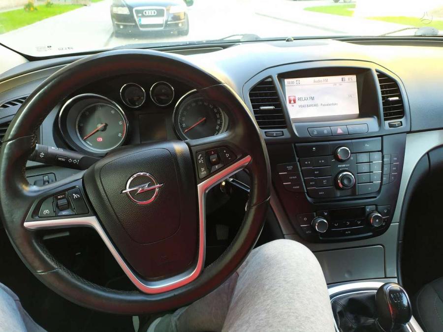 White Opel Insignia 2010 in Silute, with an engine capacity of 1.96 L and mileage of 344 thousand km for 2600 €, photo 5 on AUTOMOTO.COM.LV